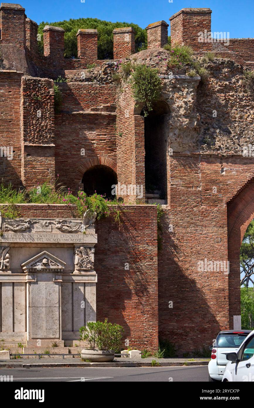 Architectural fragments in the city streets, Rome Stock Photo - Alamy