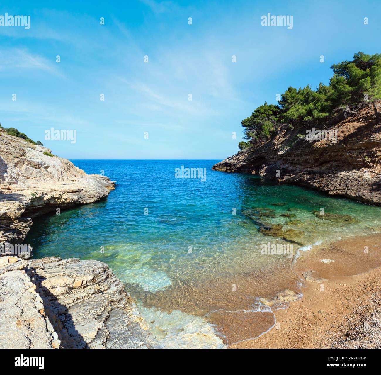 Summer Baia della Pergola small calm quiet beach, Gargano peninsula in ...