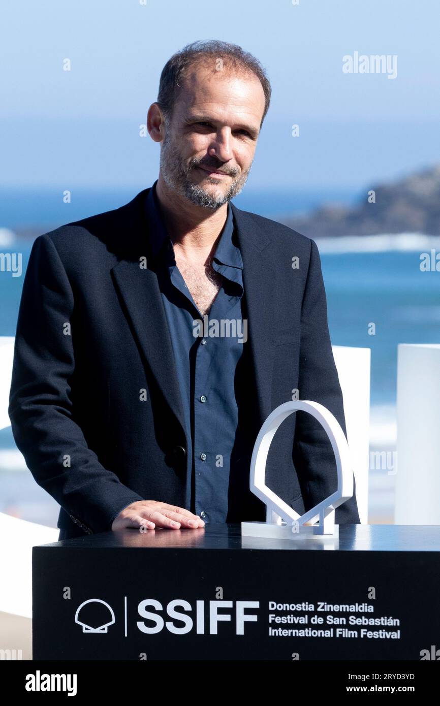 Un metier serieux a real job los buenos profesores photocall hi-res ...