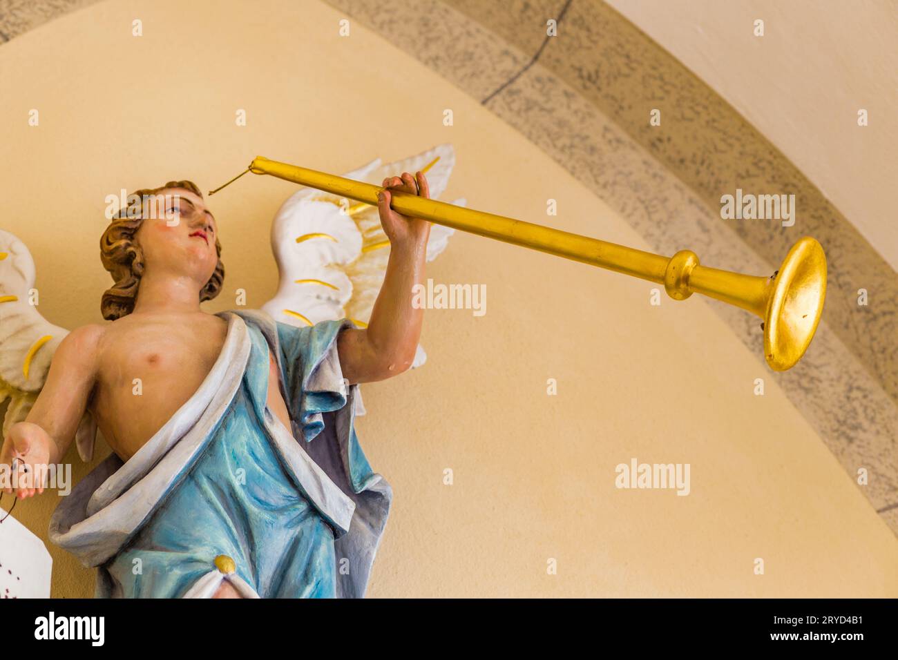 Sculpture angel playing trumpet hi-res stock photography and images - Alamy