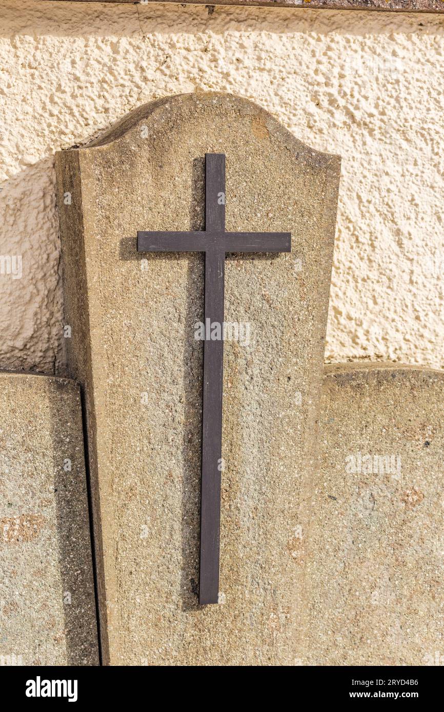 Christian cross on grave Stock Photo - Alamy