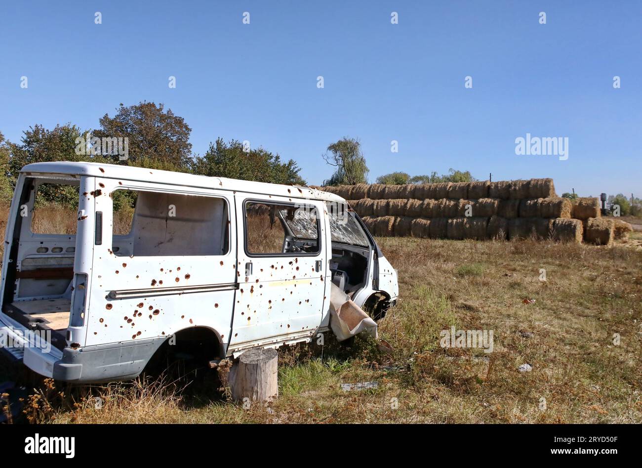 Non Exclusive: LUKASHIVKA, UKRAINE - SEPTEMBER 27, 2023 - A van that ...