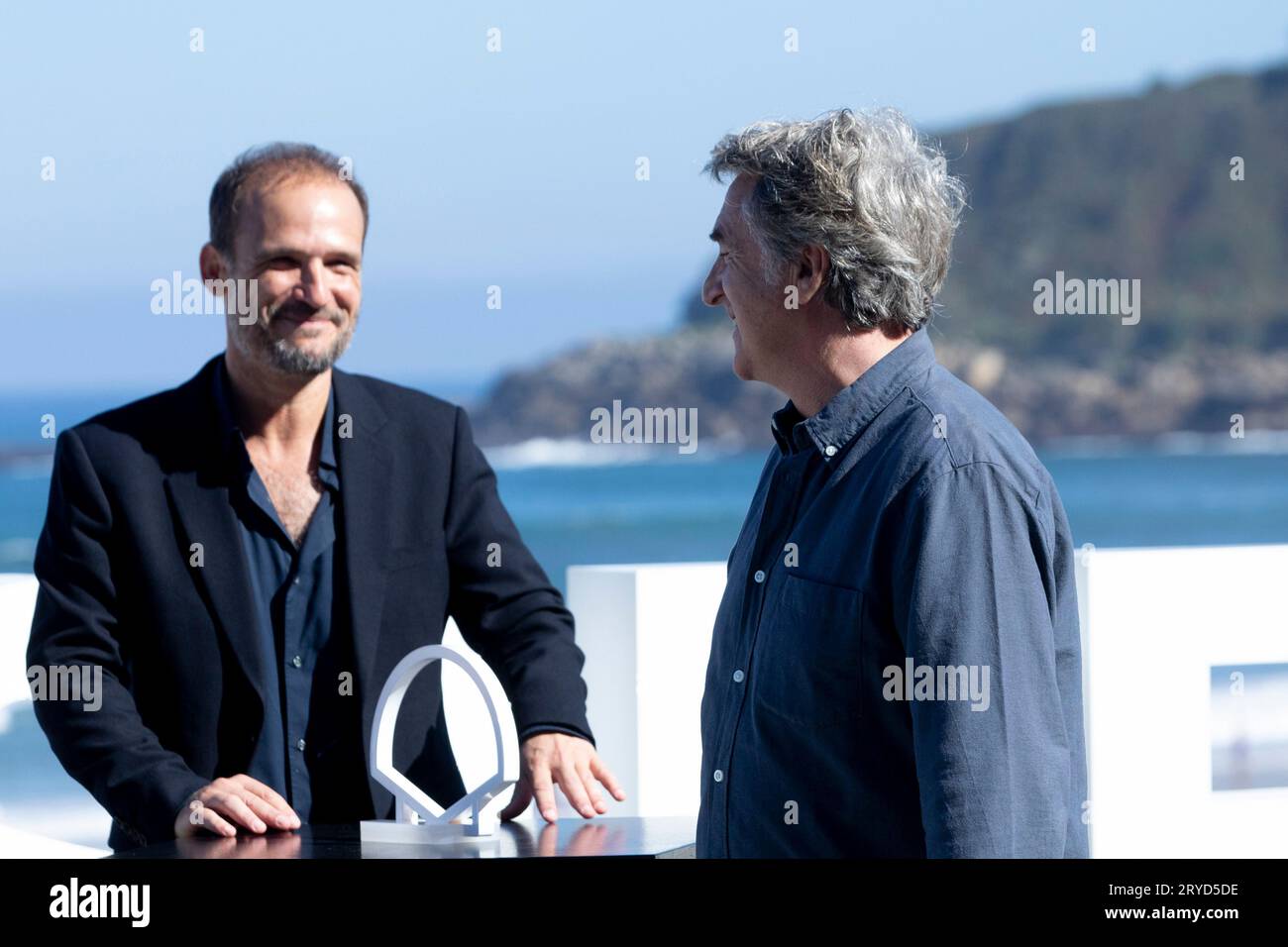 Un metier serieux a real job los buenos profesores photocall hi-res ...
