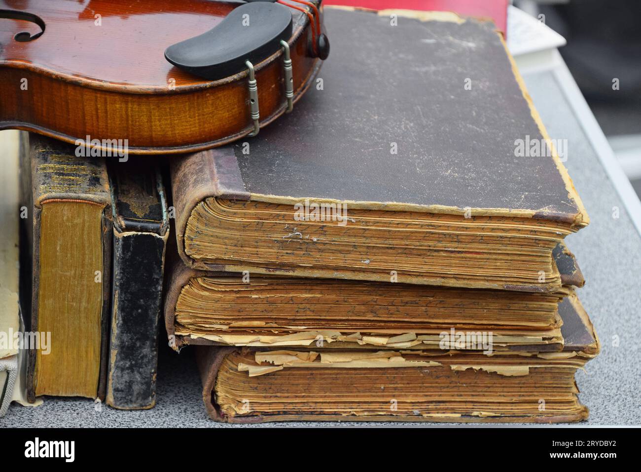 Close up old vintage antique violin and books Stock Photo - Alamy