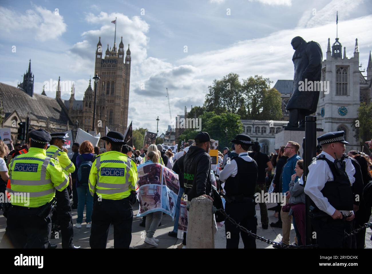 London, UK. 30th Sep, 2023. The Metropolitan Police stand on guard ...