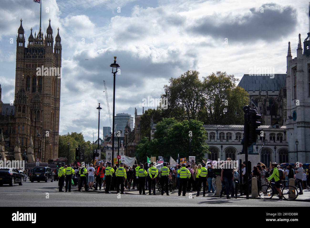 London, UK. 30th Sep, 2023. The Metropolitan Police stand on guard ...