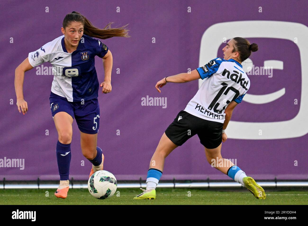 Anderlecht, Belgium. 30th Sep, 2023. Fran Meersman (5) of Anderlecht pictured in a duel with ...