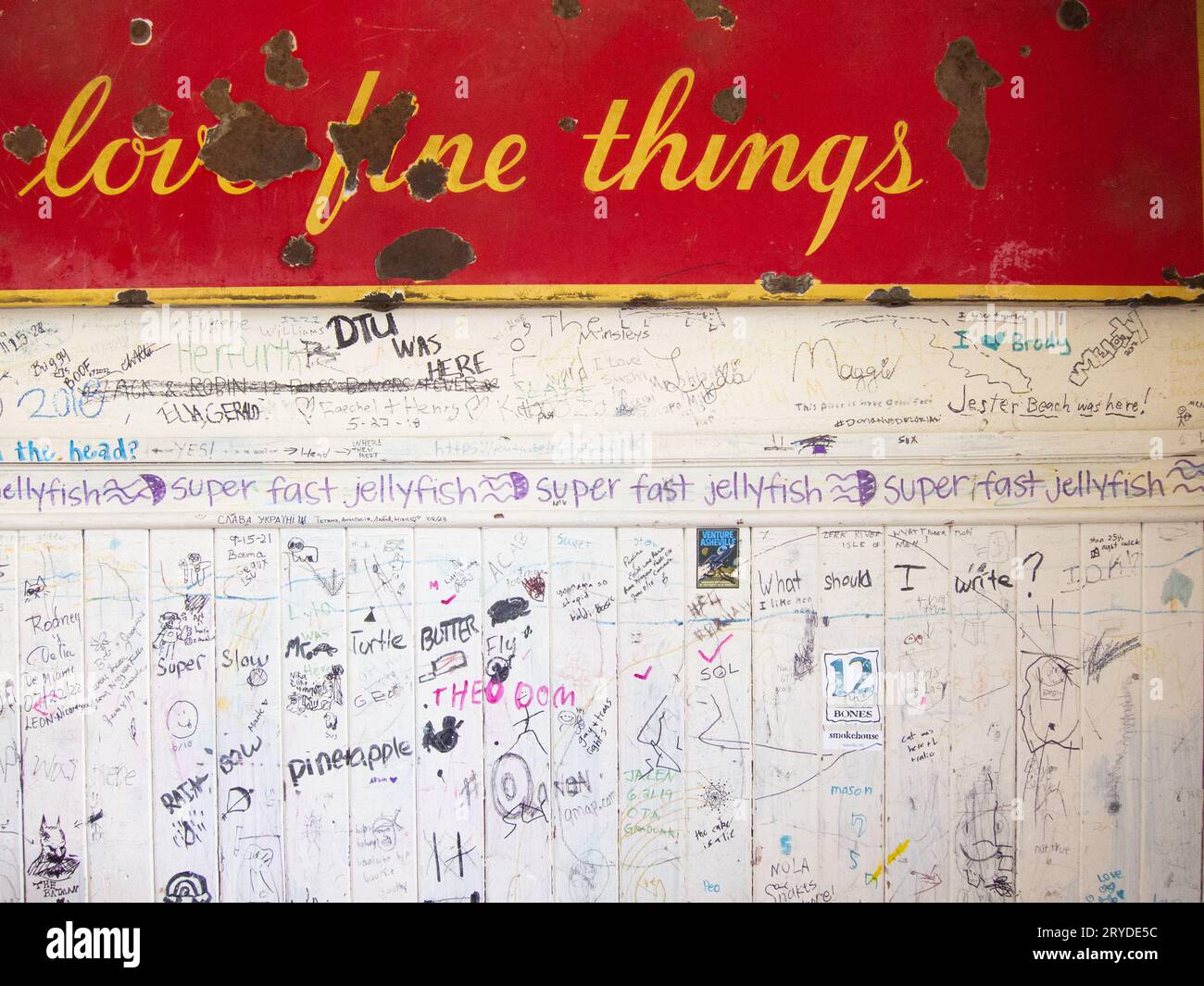 "Love fine things" sign on a wall with graffiti Stock Photo - Alamy