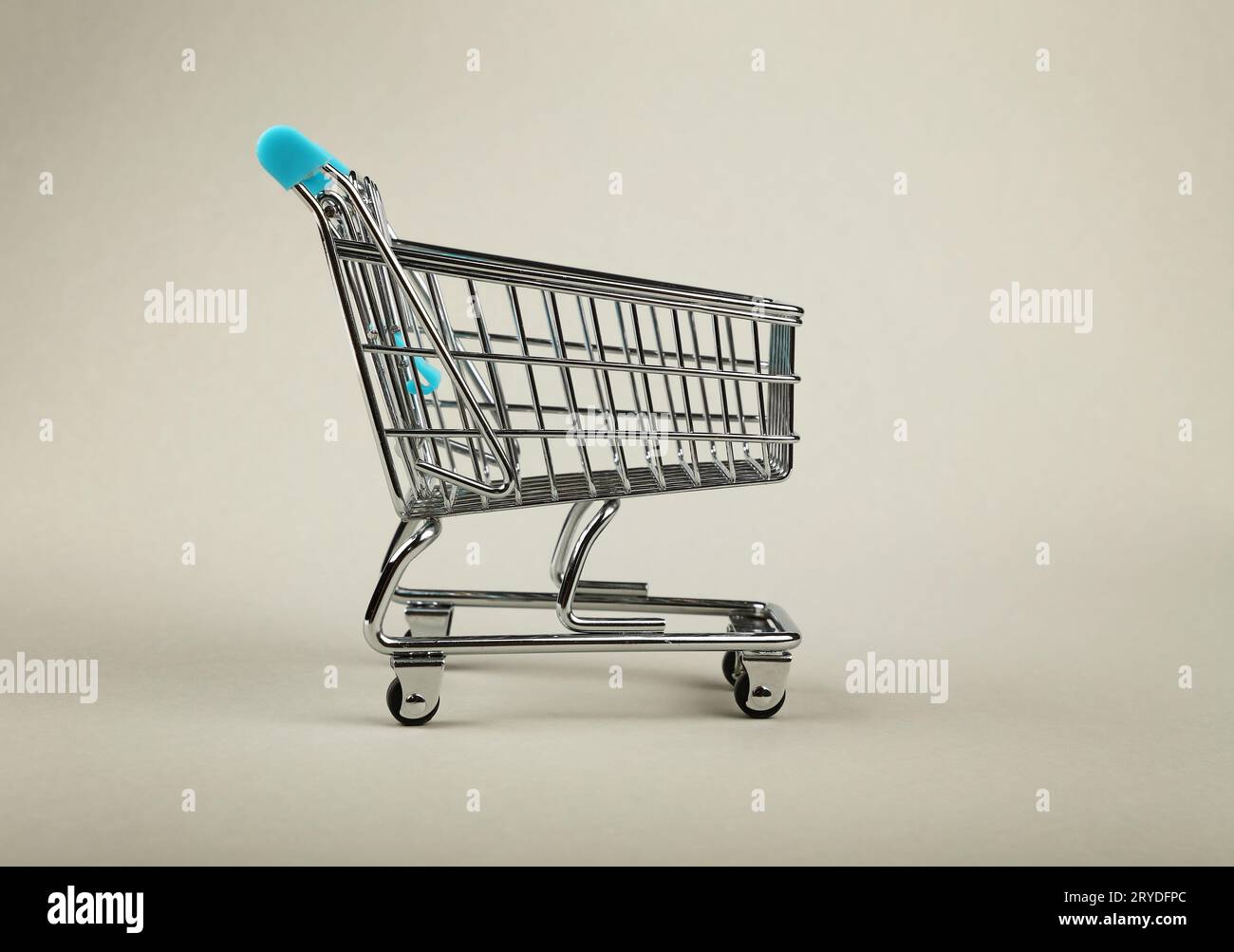 Empty shopping cart side view hi-res stock photography and images - Alamy