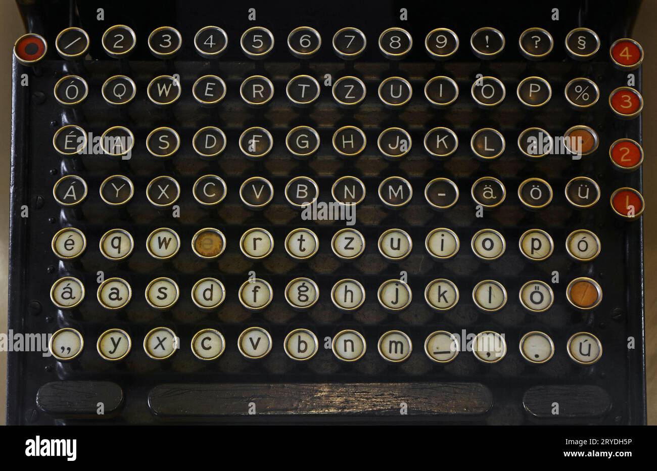 Vintage typewriter keyboard letters hi-res stock photography and images ...