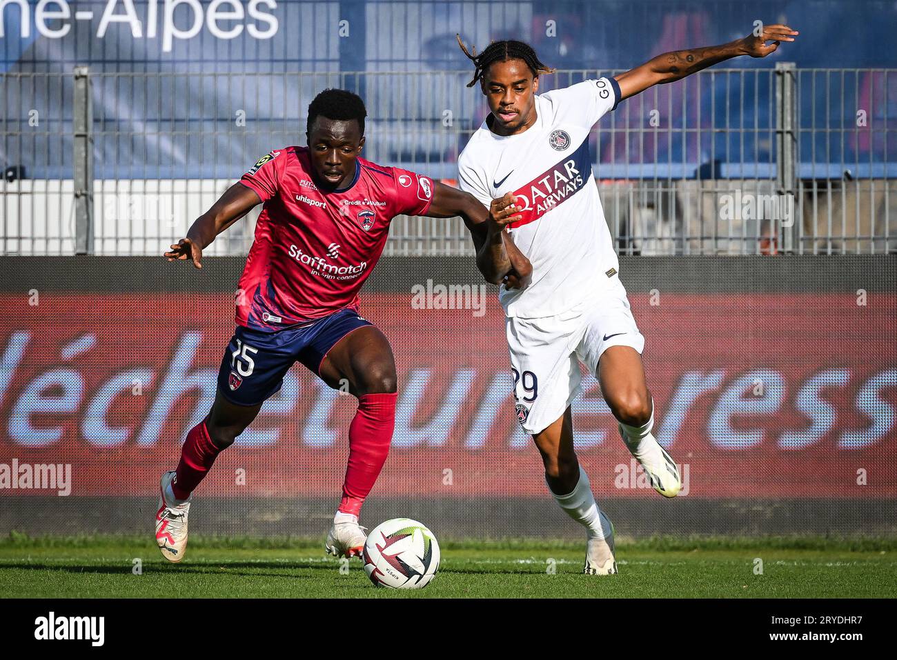 Cheick OUMAR KONATE of Clermont and Bradley BARCOLA of PSG during the French championship Ligue ...