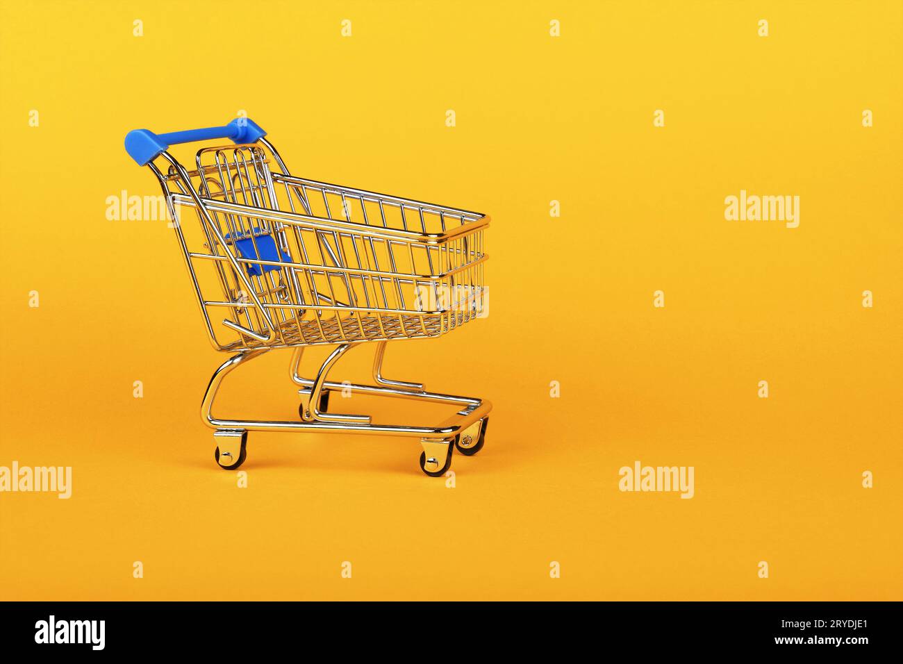 Yellow shopping cart hi-res stock photography and images - Alamy