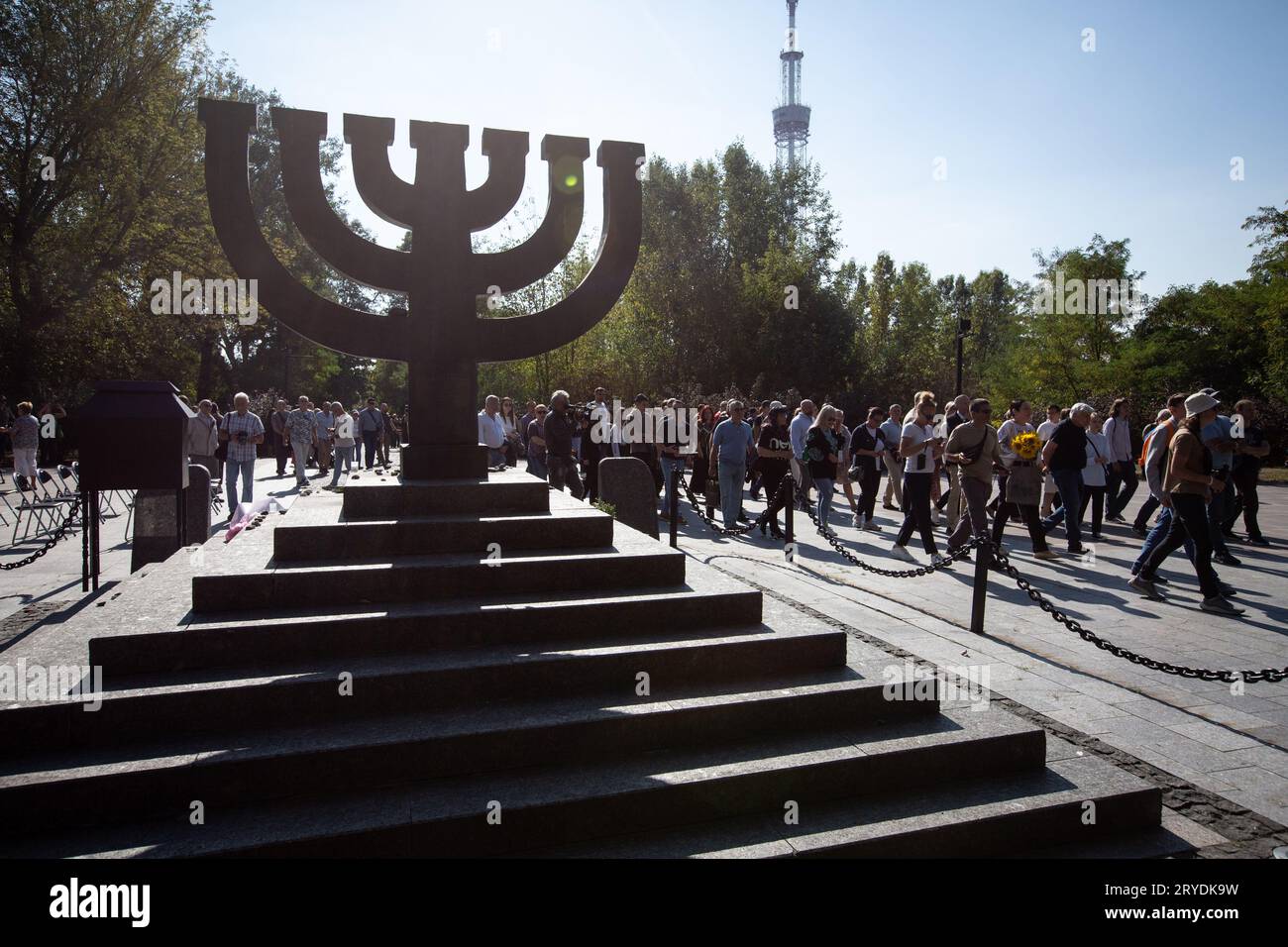 Kyiv, Ukraine. 29th Sep, 2023. Descendants of executed Jews visit a memorial sign dedicated to ...