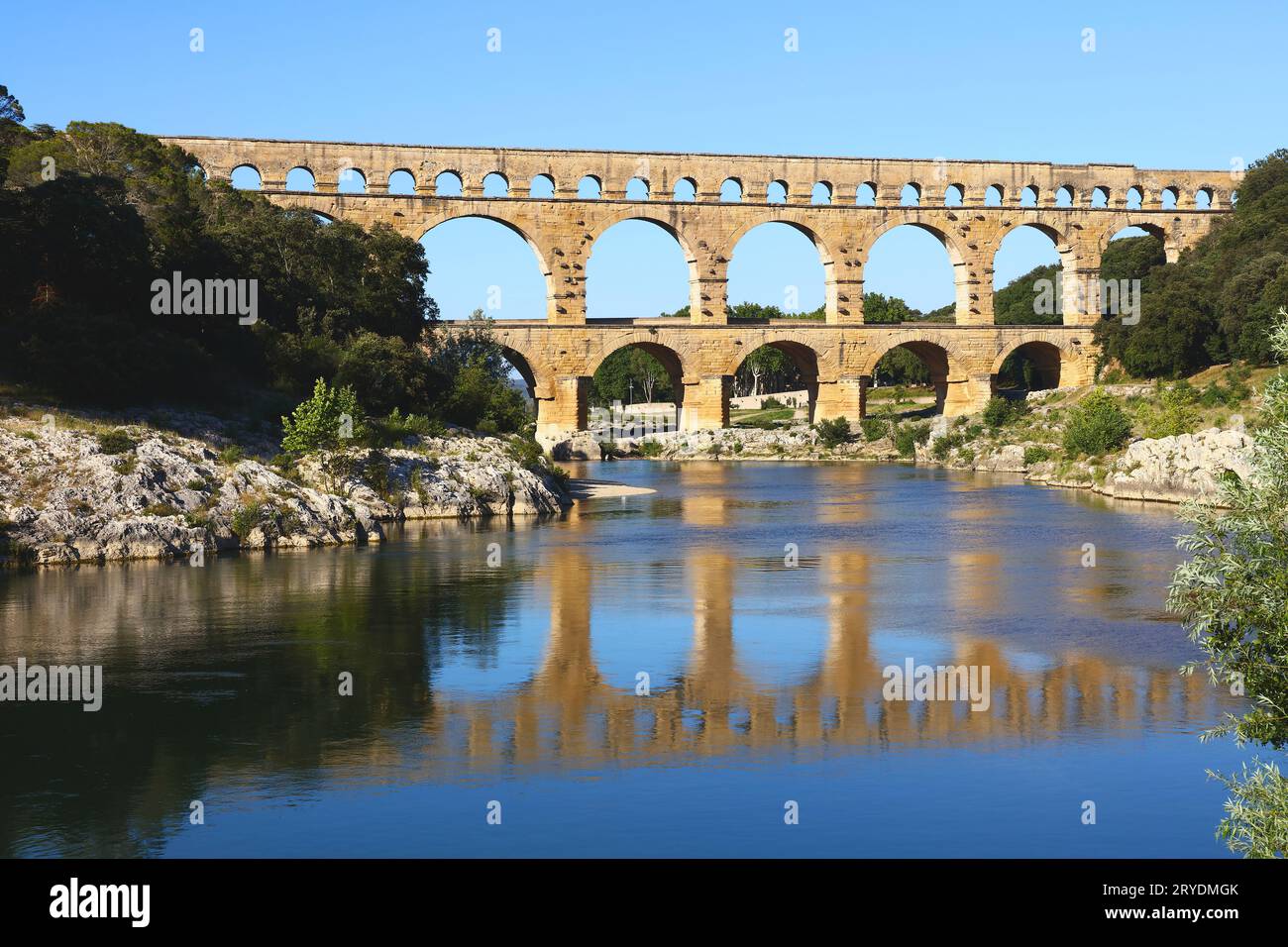 Ancient roman arch pont hi-res stock photography and images - Alamy