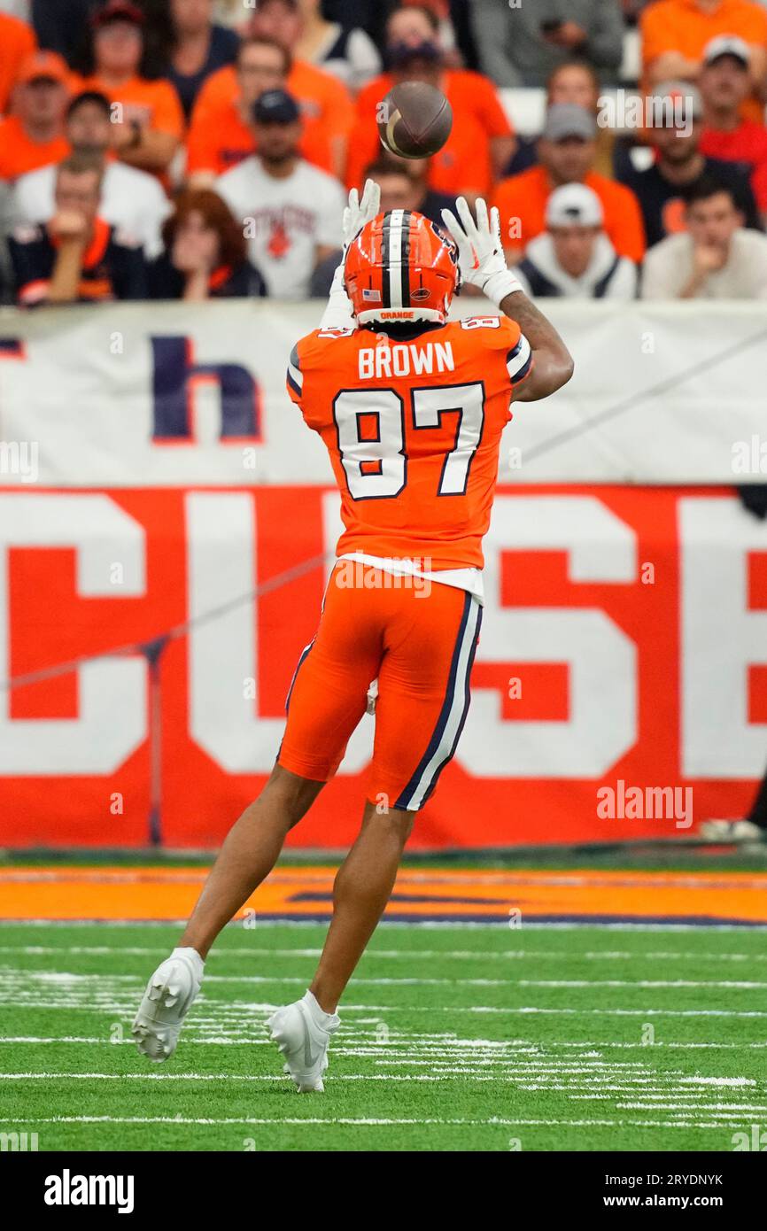 SYRACUSE, NY - SEPTEMBER 30: Syracuse Orange Wide Receiver Donovan Brown (87) makes a catch ...