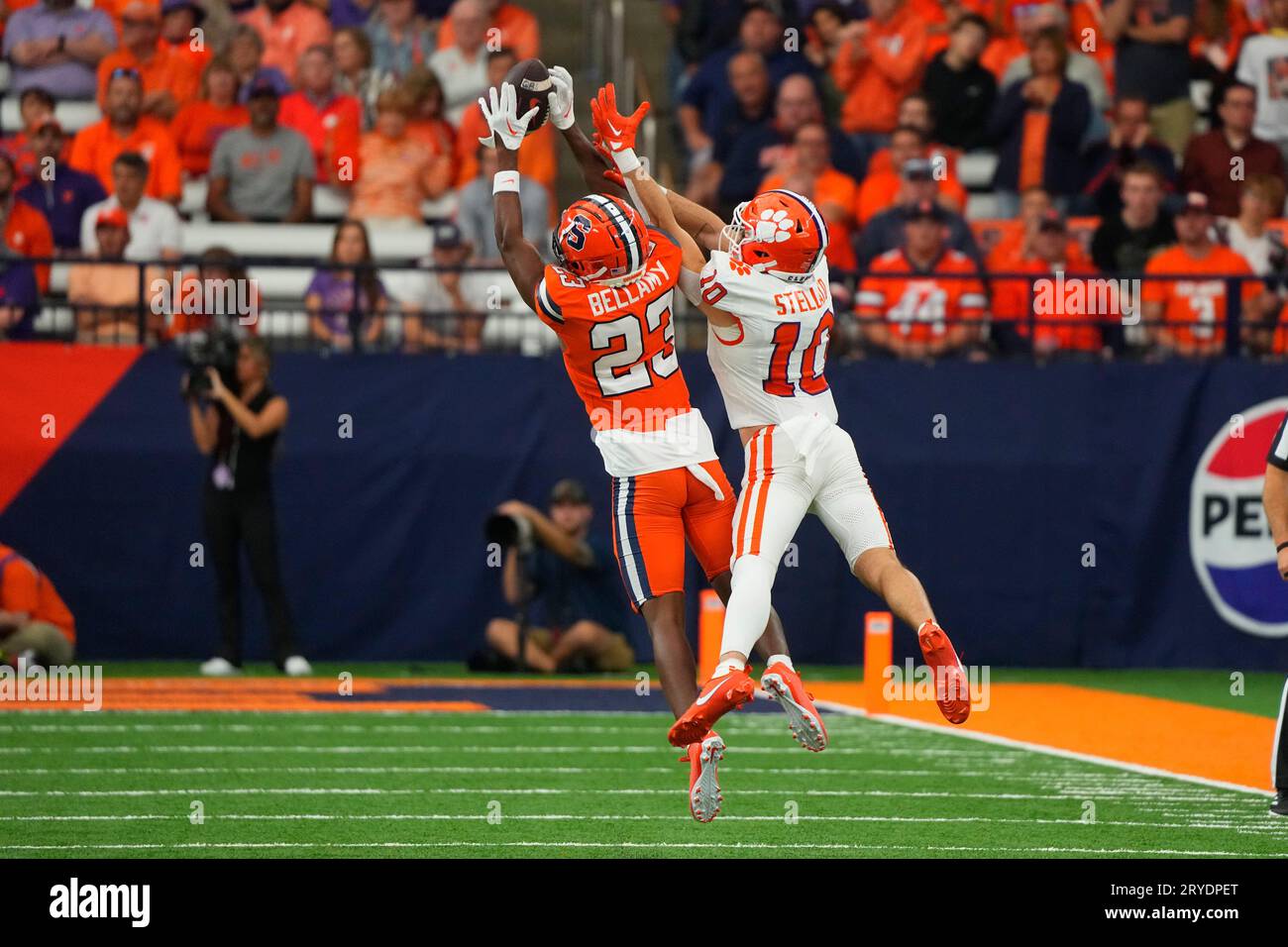 SYRACUSE, NY - SEPTEMBER 30: Syracuse Orange Defensive Back Jayden ...