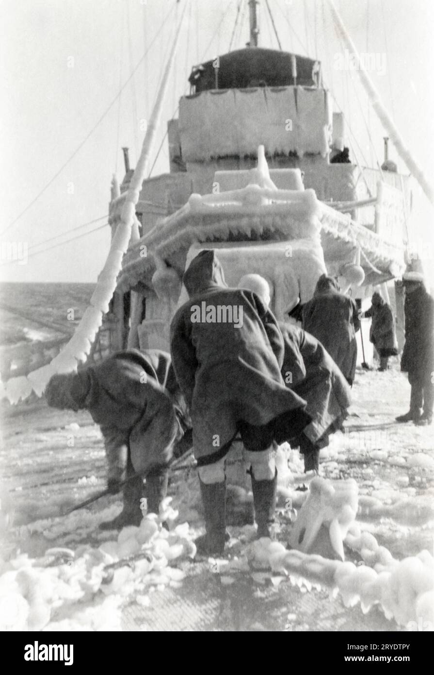 Royal navy gun crew hi-res stock photography and images - Alamy