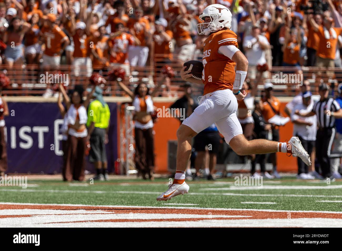 AUSTIN, TX - SEPTEMBER 30: Texas Longhorns quarterback Quinn Ewers (3 ...