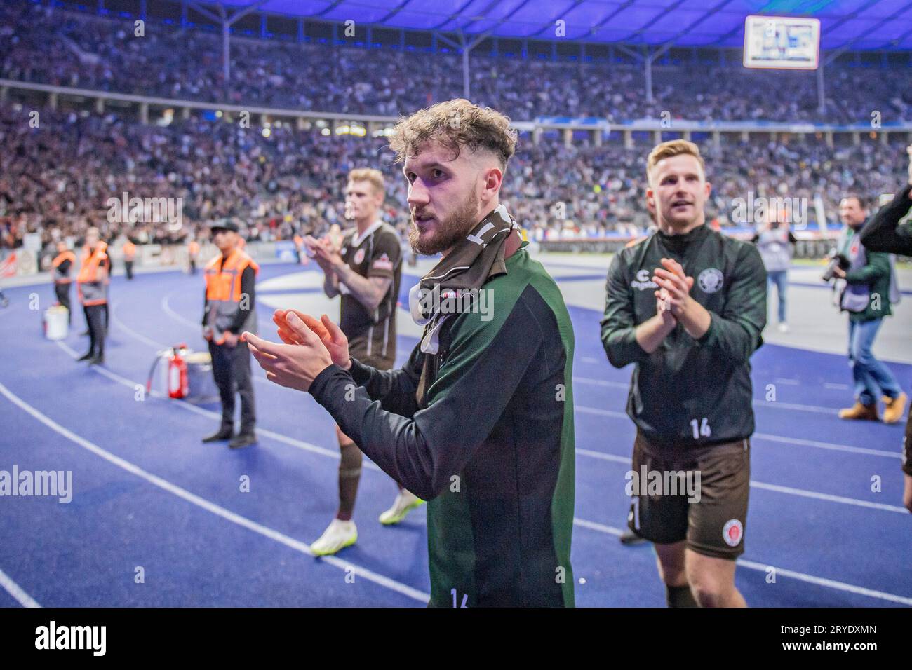 Marcel Hartel (FC St. Pauli, #10) feiern nach dem Spiel 2. Fussball ...