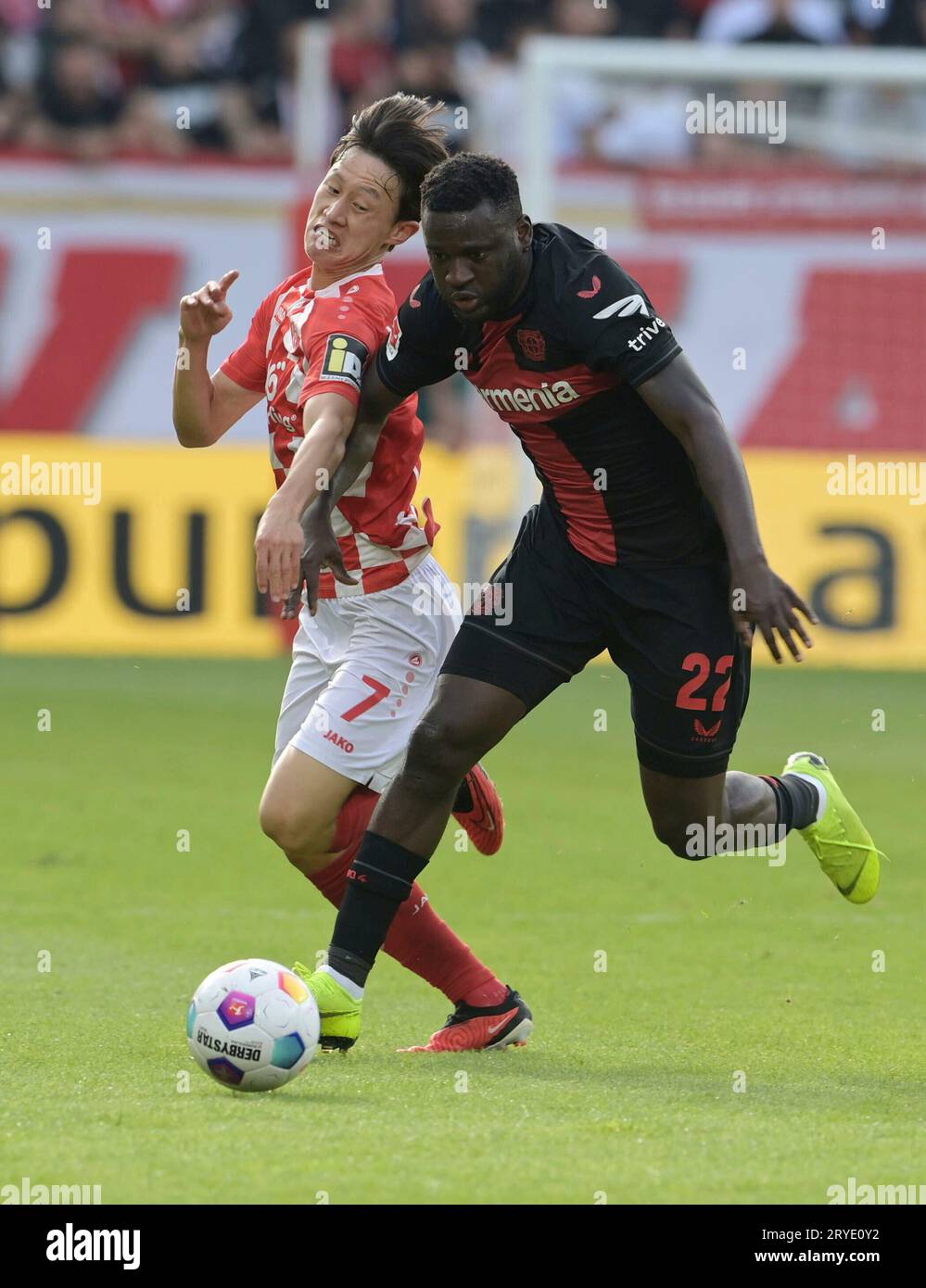 Mainz, Deutschland. 30th Sep, 2023. Victor Boniface. (re) gegen Jae ...