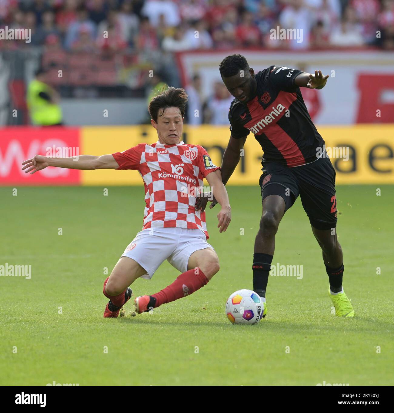Mainz, Deutschland. 30th Sep, 2023. Victor Boniface. (re) gegen Jae ...