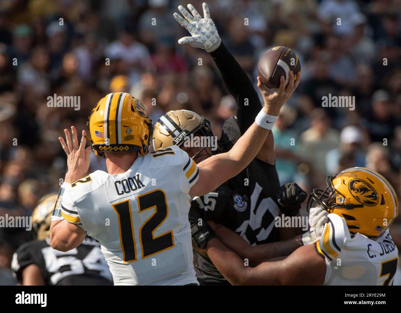 Nashville, Tennessee, USA. 30th Sep, 2023. Missouri Tigers quarterback ...