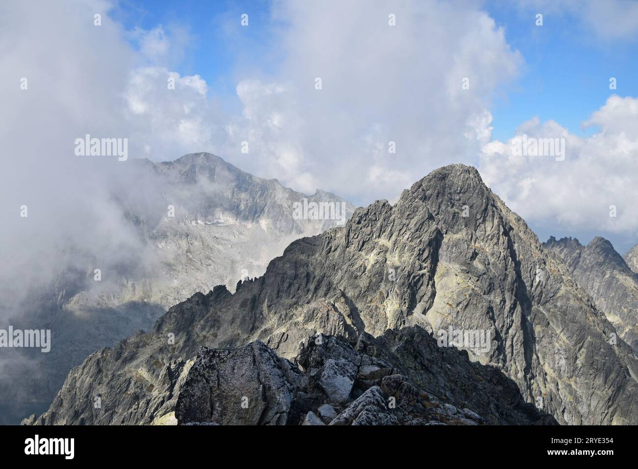 Foggy mountain ridge hi-res stock photography and images - Alamy