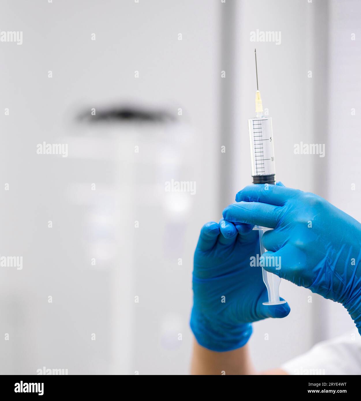 Doctor prepares syringe injection close hi-res stock photography and ...