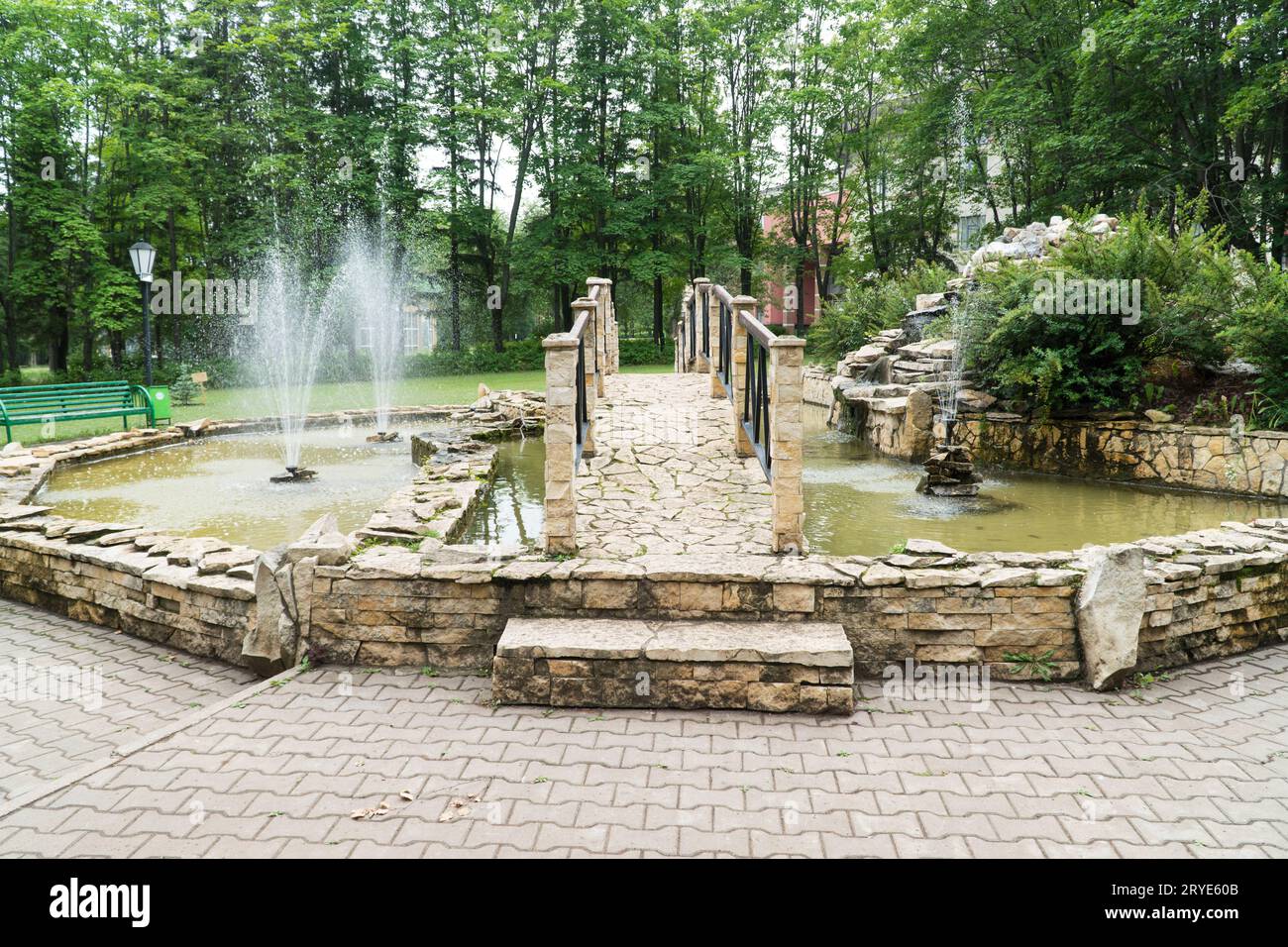 Stone fountain pond pattern hi-res stock photography and images - Alamy