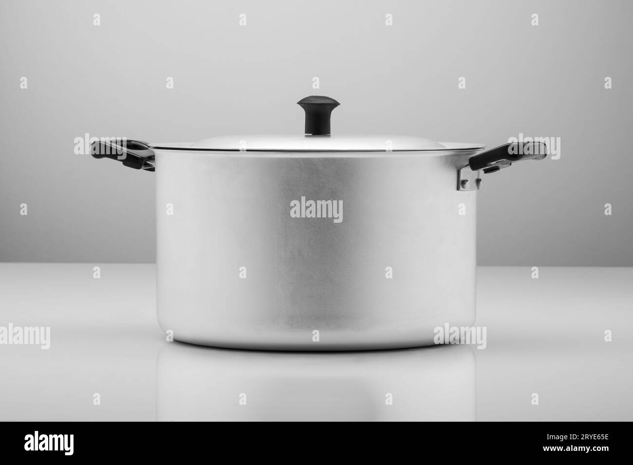 Kitchen pan shiny hi-res stock photography and images - Alamy