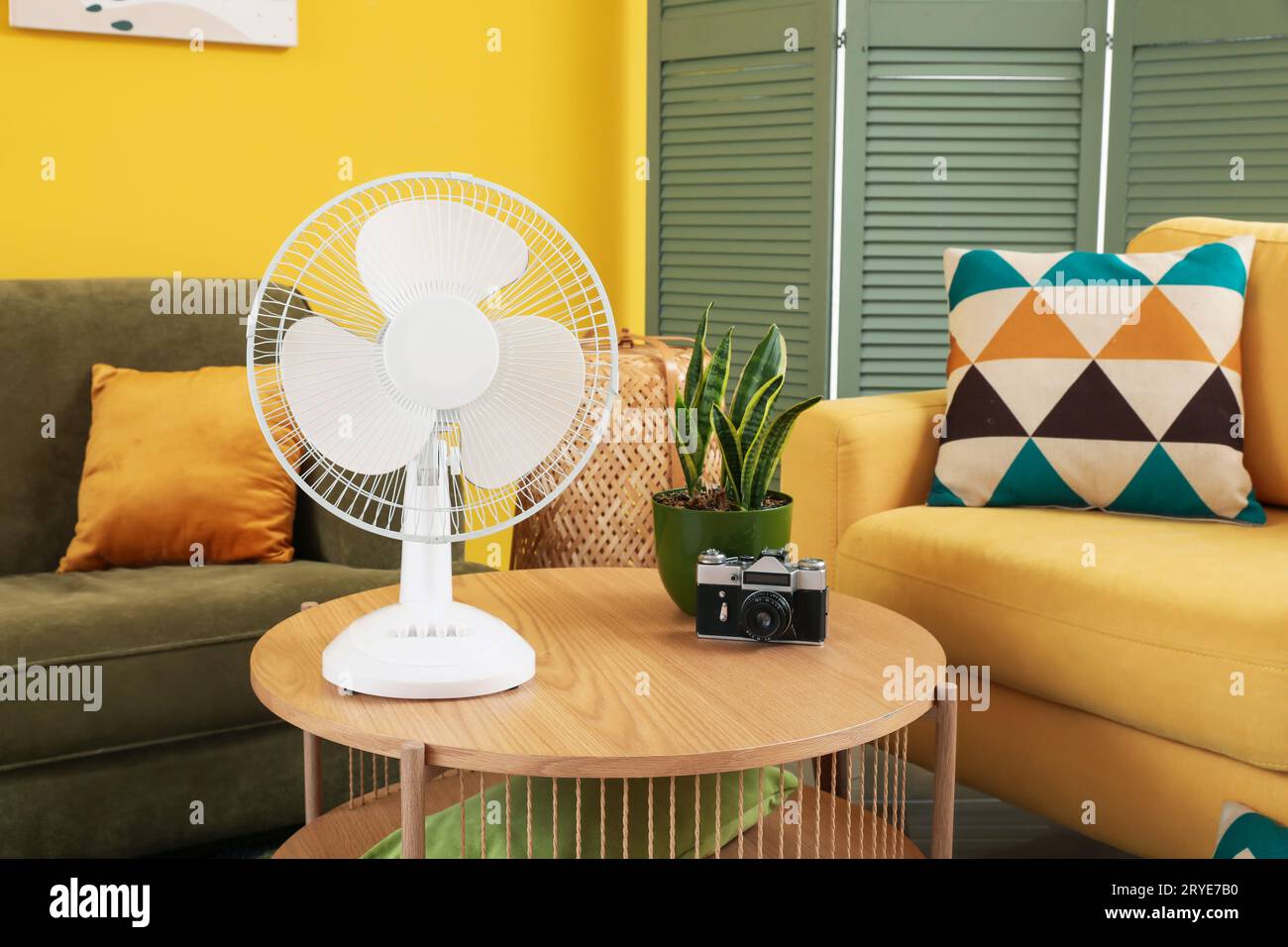 Green screen rotating hi-res stock photography and images - Alamy