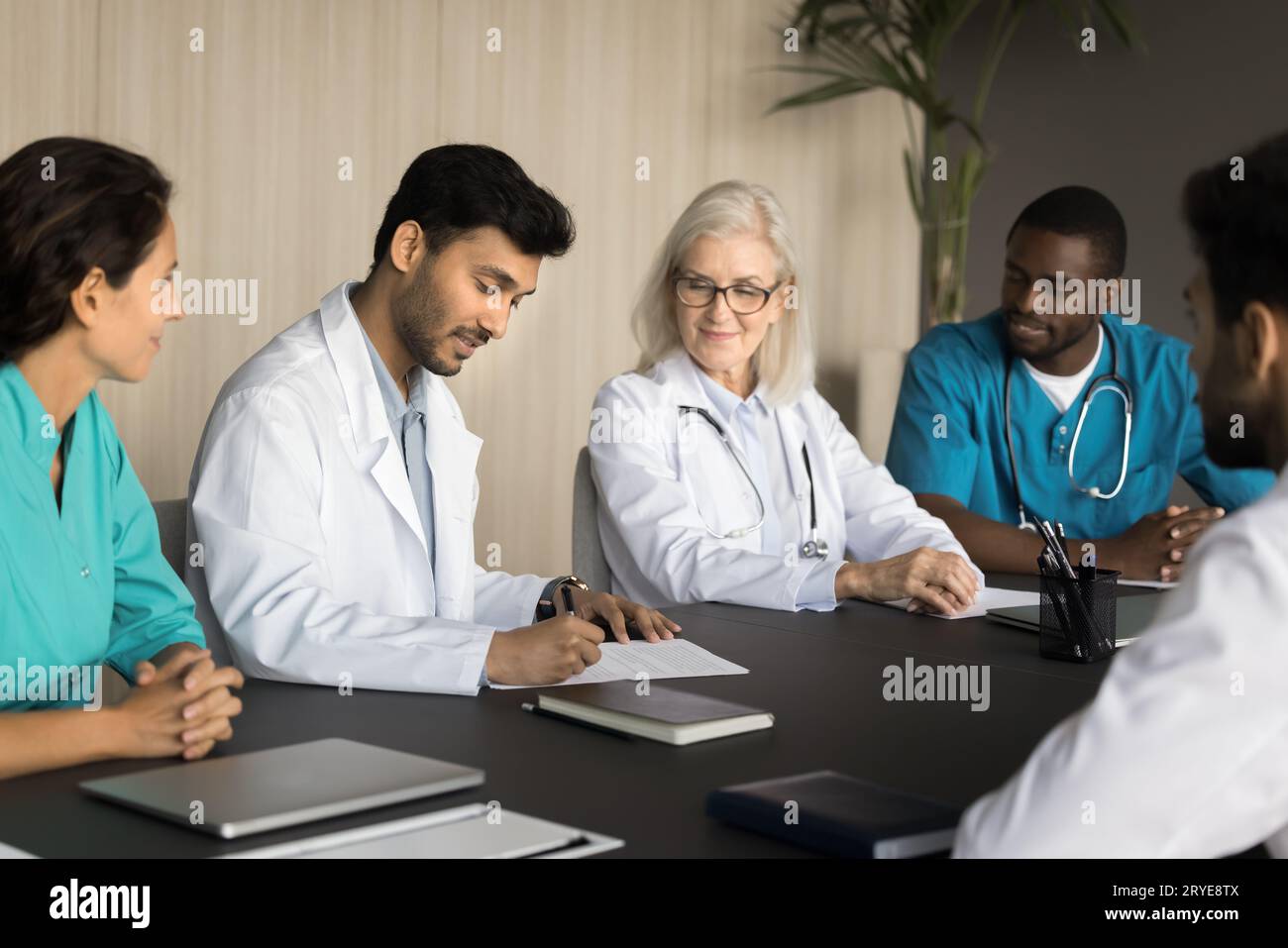 Group different medical professionals hi-res stock photography and ...