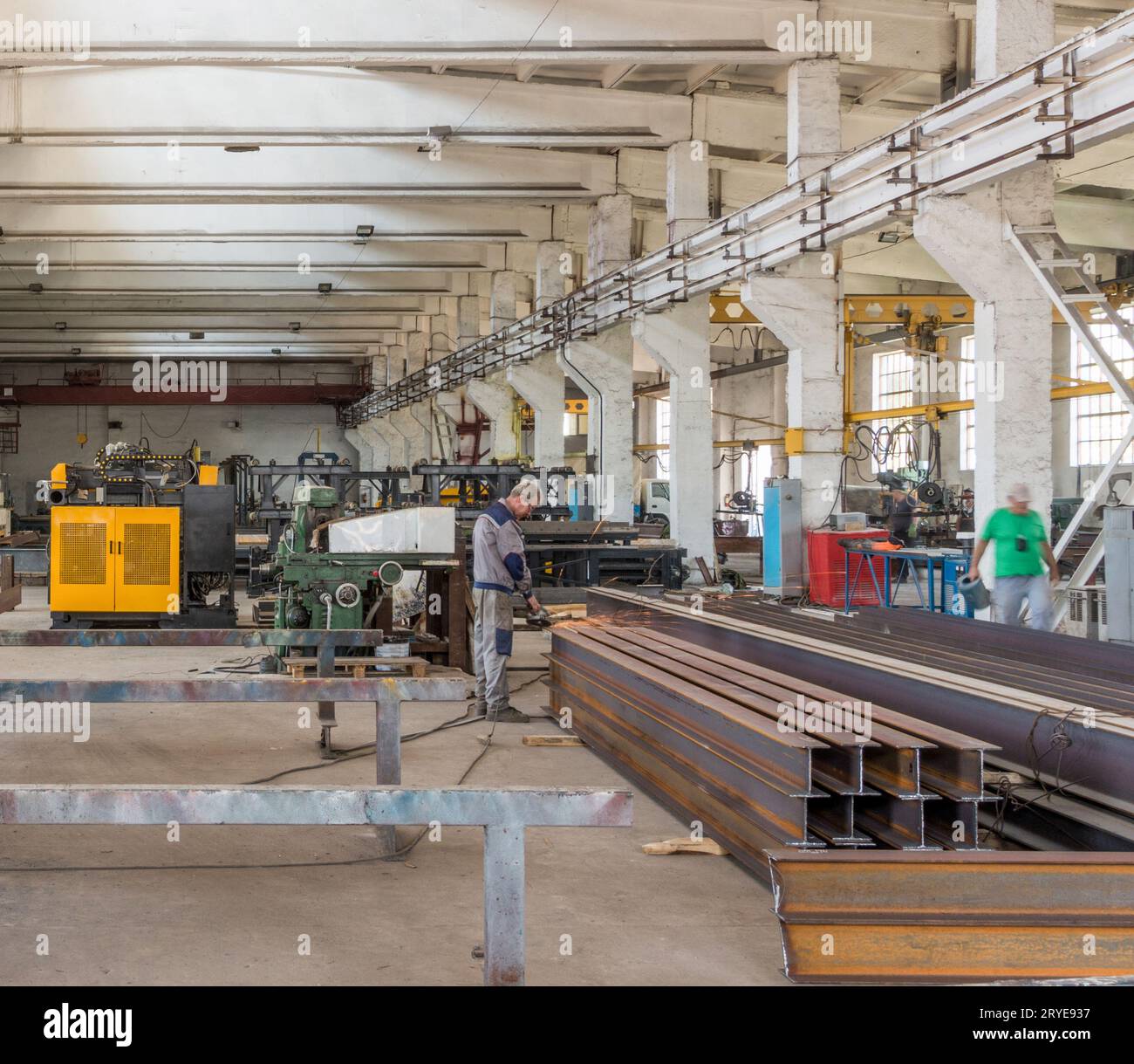 Worker cut metal pipe angle hi-res stock photography and images - Alamy
