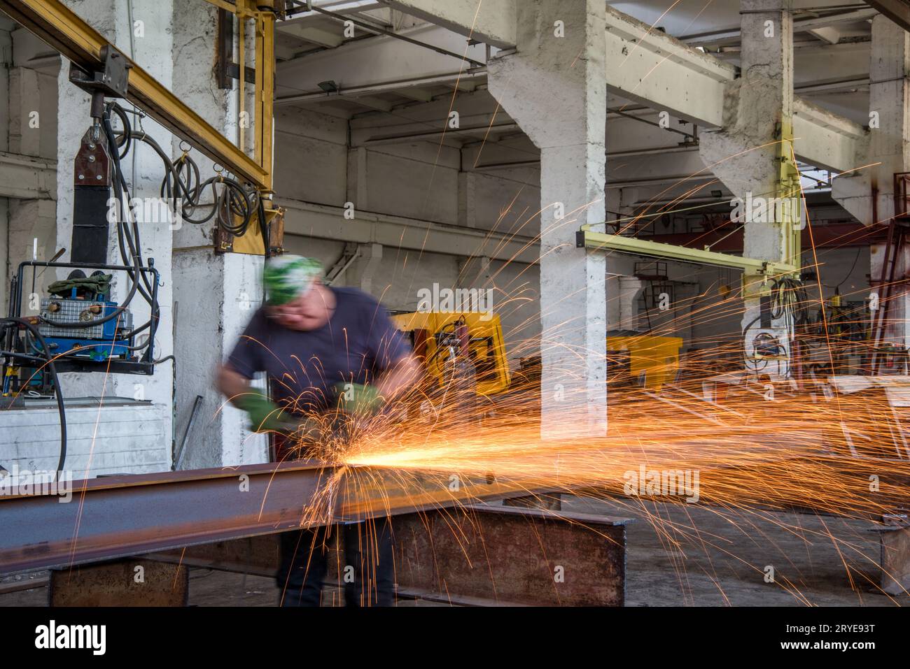 Worker cut metal pipe angle hi-res stock photography and images - Alamy