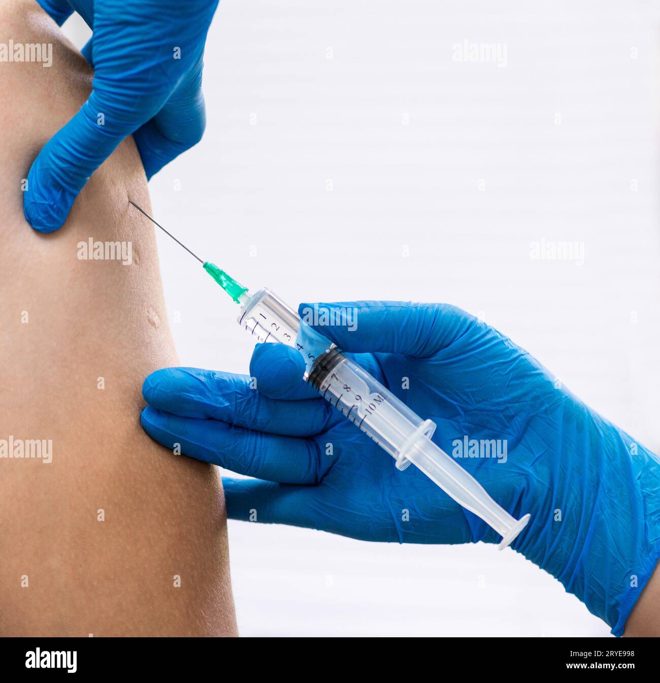 Doctor injection hi-res stock photography and images - Alamy