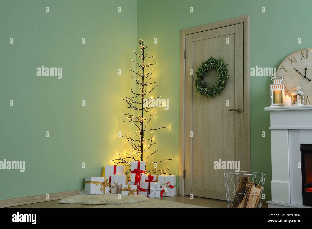 Christmas tree with glowing lights in interior of festive hallway Stock ...