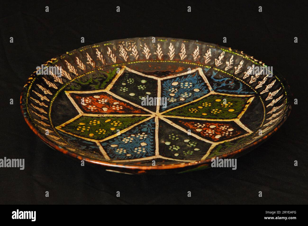 Antique pattern plate hi-res stock photography and images - Alamy