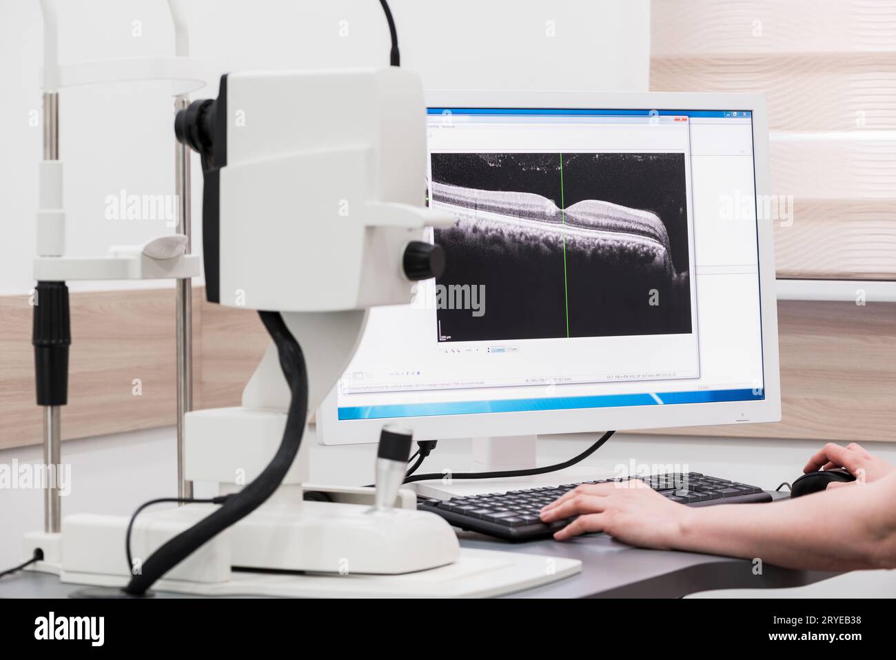 Eye test computer hi-res stock photography and images - Alamy