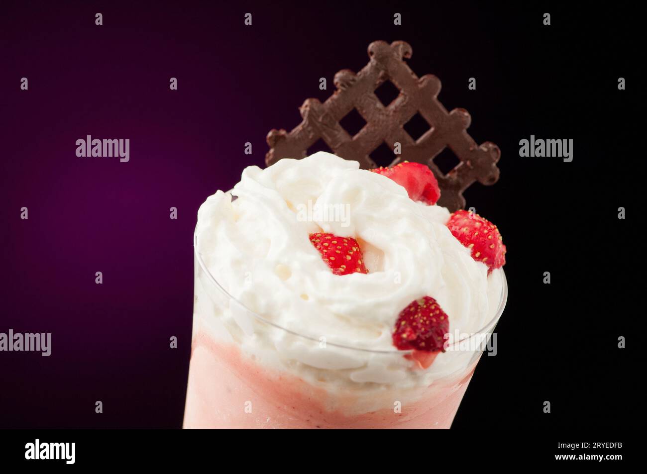Cocktail with ice and berry hi-res stock photography and images - Alamy