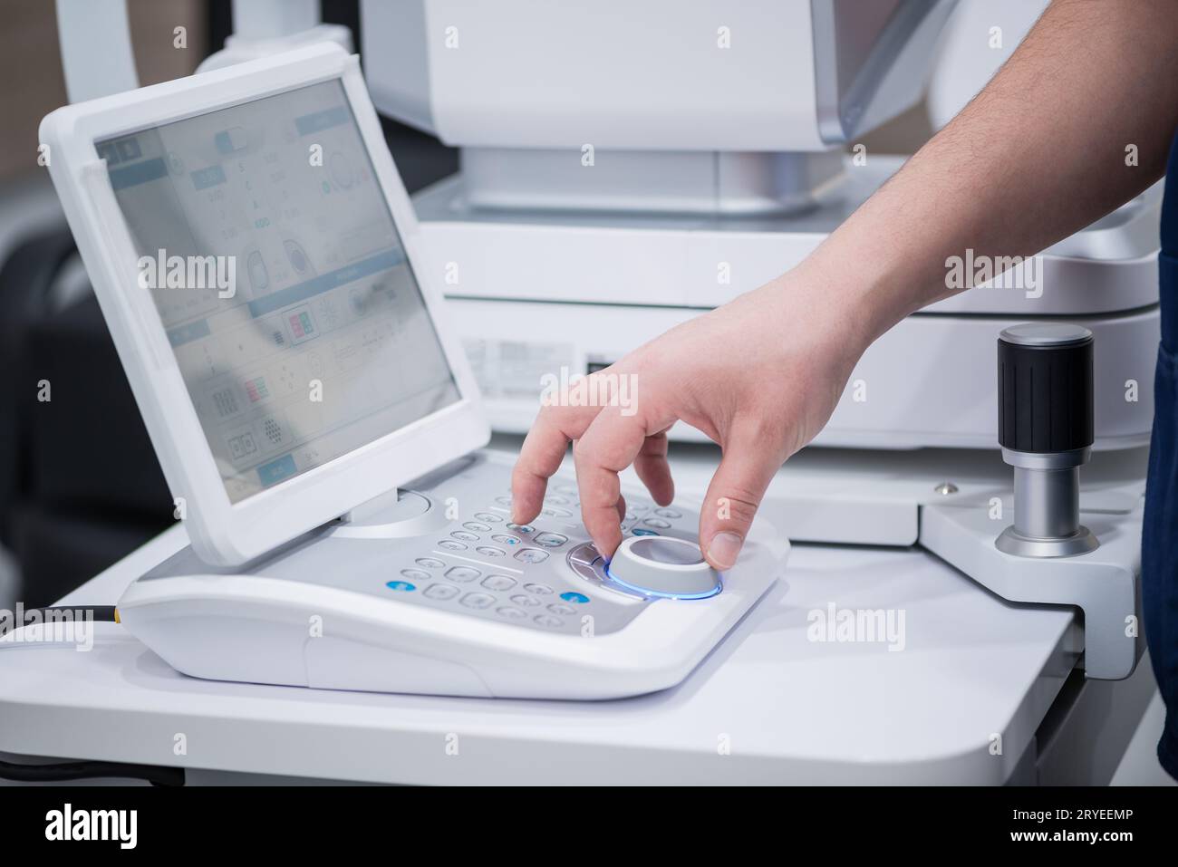 Eye test chart machine hi-res stock photography and images - Alamy