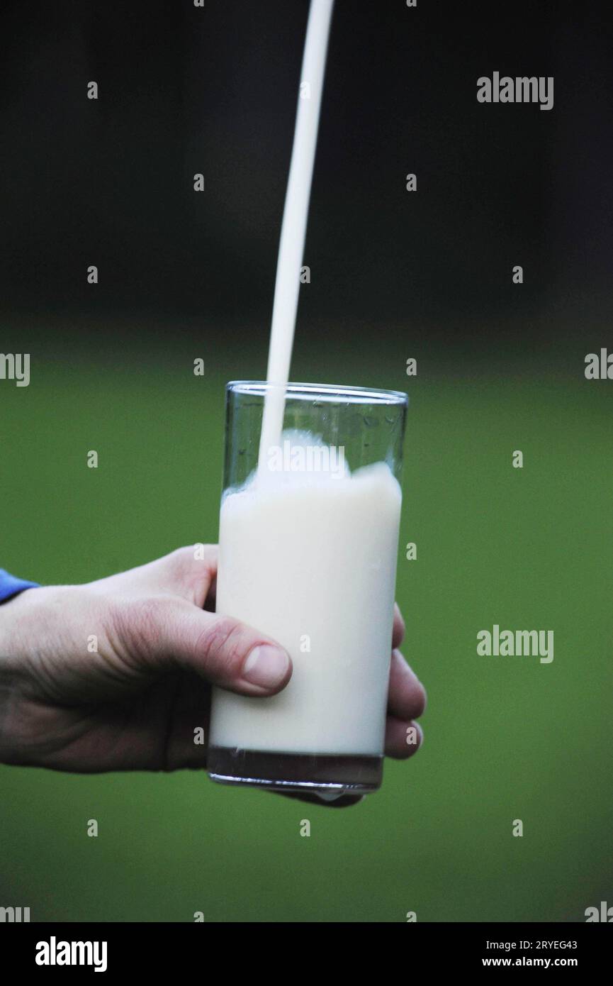 Pouring soft drink glass hi-res stock photography and images - Alamy