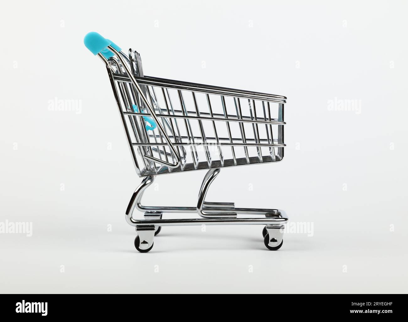 Empty shopping cart side view hi-res stock photography and images - Alamy