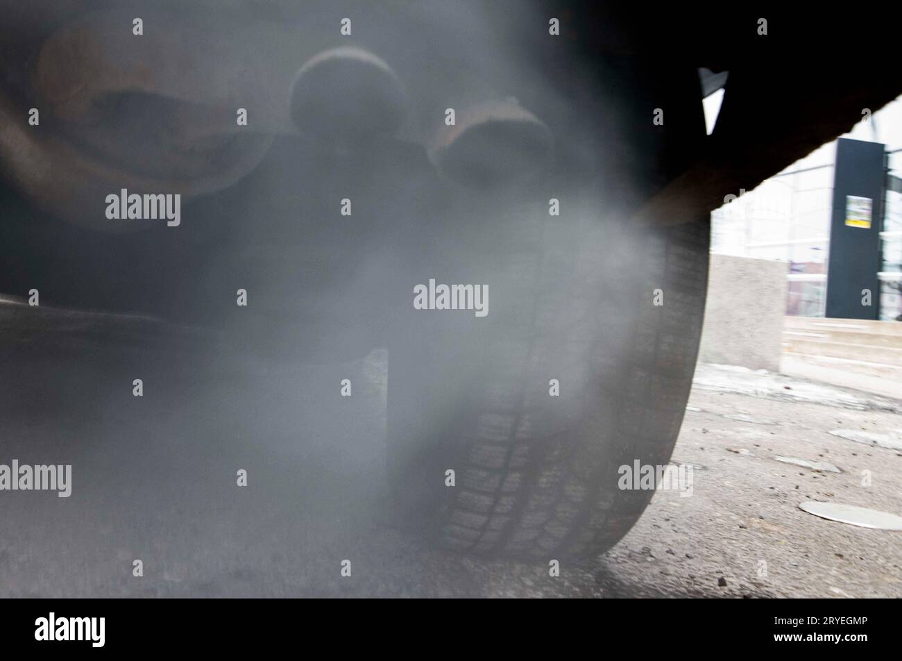 Car exhaust pollution hi-res stock photography and images - Alamy