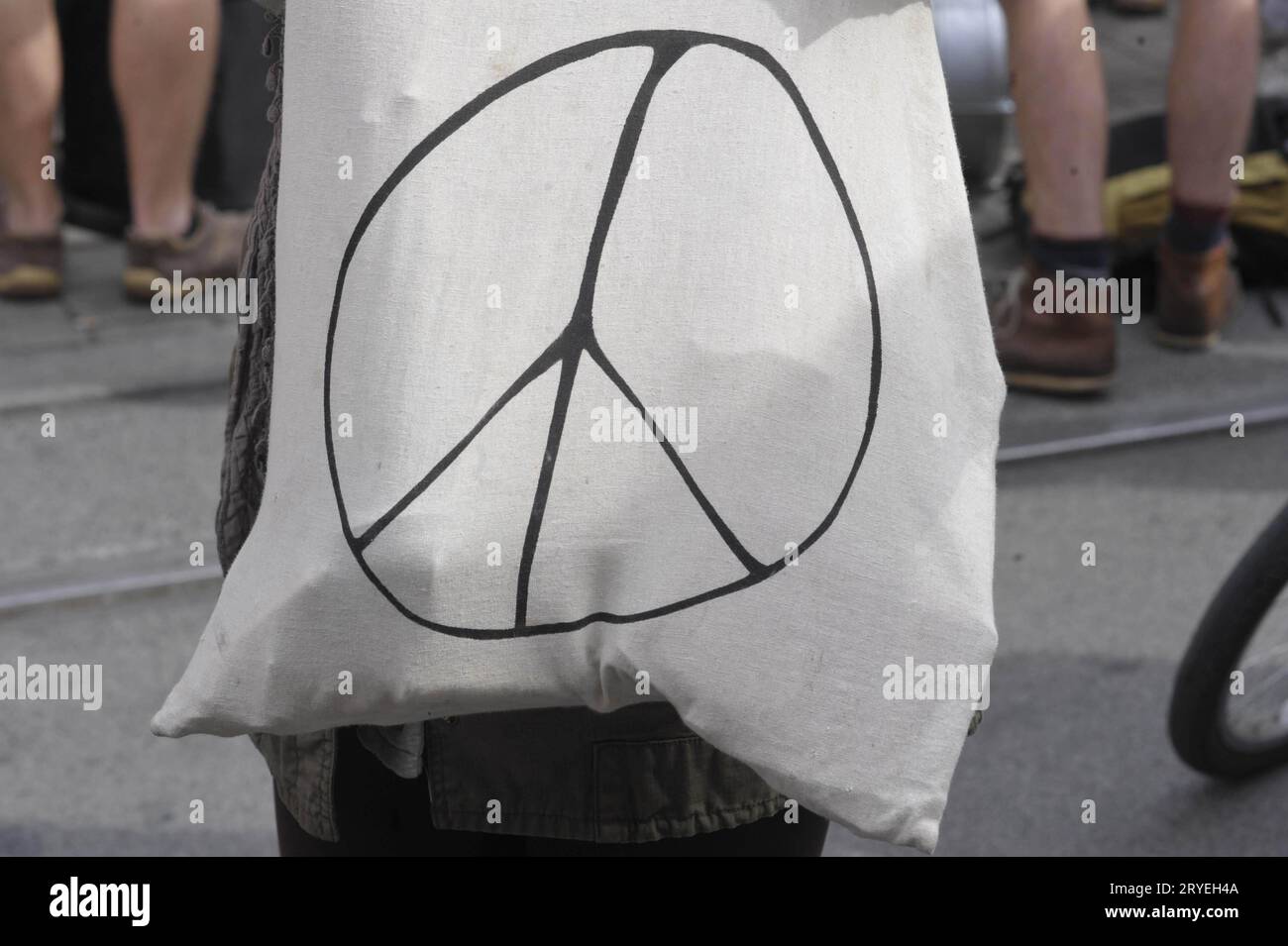 Peace sign logo hi-res stock photography and images - Alamy