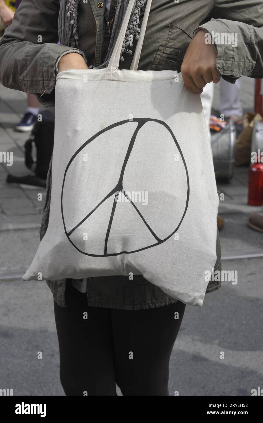 Peace sign logo hi-res stock photography and images - Alamy