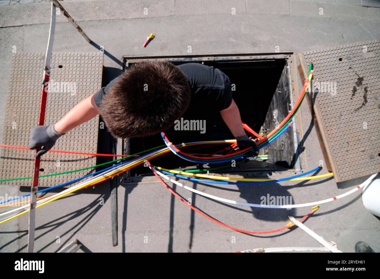 Fiber optic cable construction work hi-res stock photography and images ...