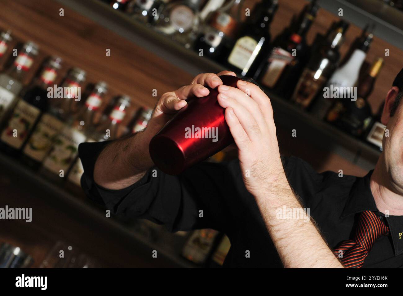 Mixing drinks hi-res stock photography and images - Alamy