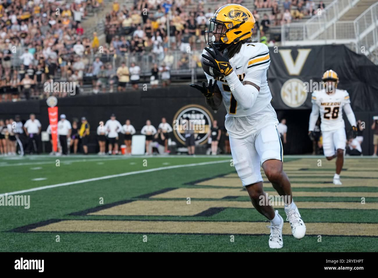 Missouri defensive back Kris Abrams-Draine makes a catch in the end ...