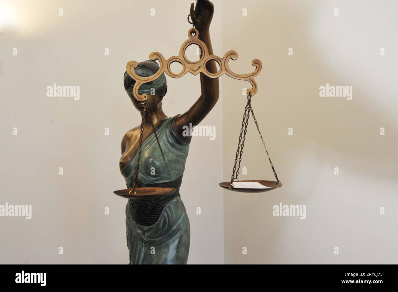Statue of Lady Justice in court room Stock Photo - Alamy