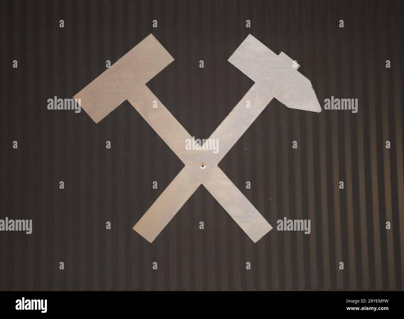 Hammer and pickaxe as symbol for mining Stock Photo - Alamy
